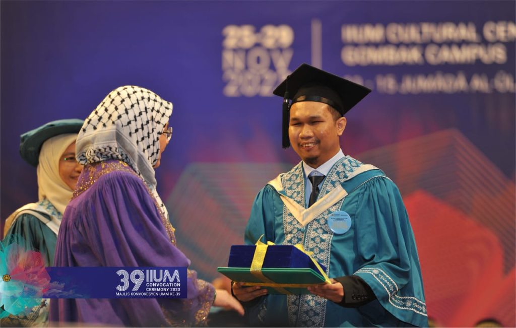 Ahmad Danial receives Amru Ibn Al-Jamuh Award at 39th IIUM Convocation ...