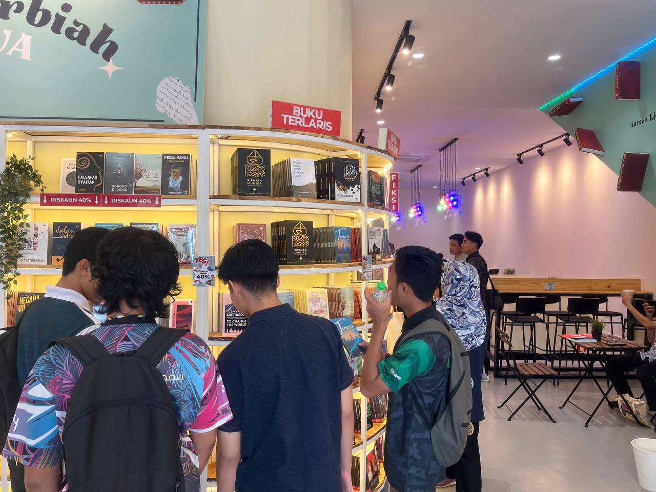 FLIC takes students to experience the publication process at Jejak ...