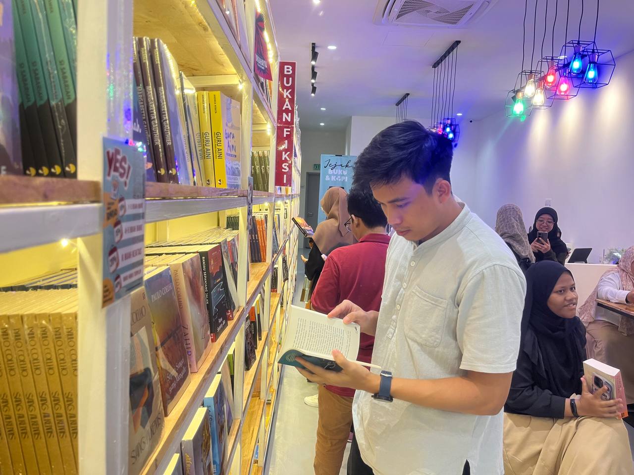 FLIC takes students to experience the publication process at Jejak ...