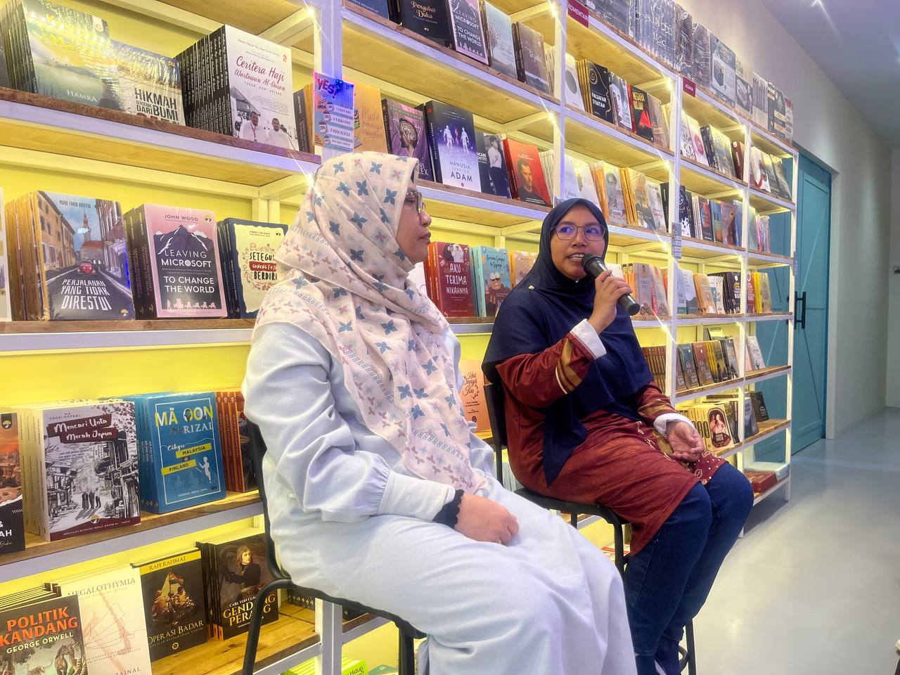 FLIC takes students to experience the publication process at Jejak ...