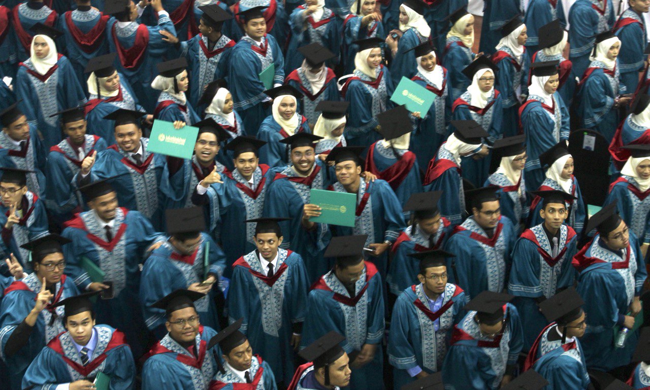 655 KOE and KON graduands receive their scrolls in 7th session of 40th ...
